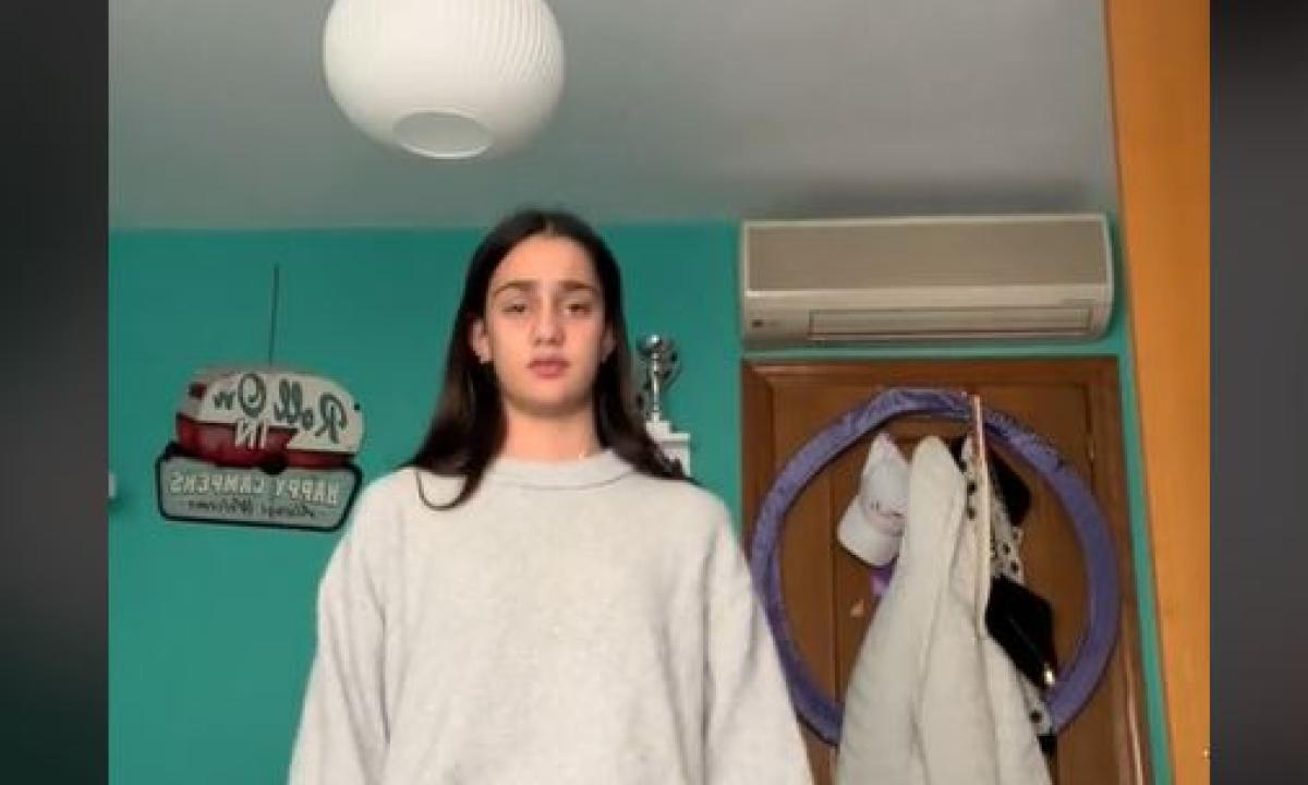 Una joven se graba para enseñar su outfit y lo que pasa a continuación ...