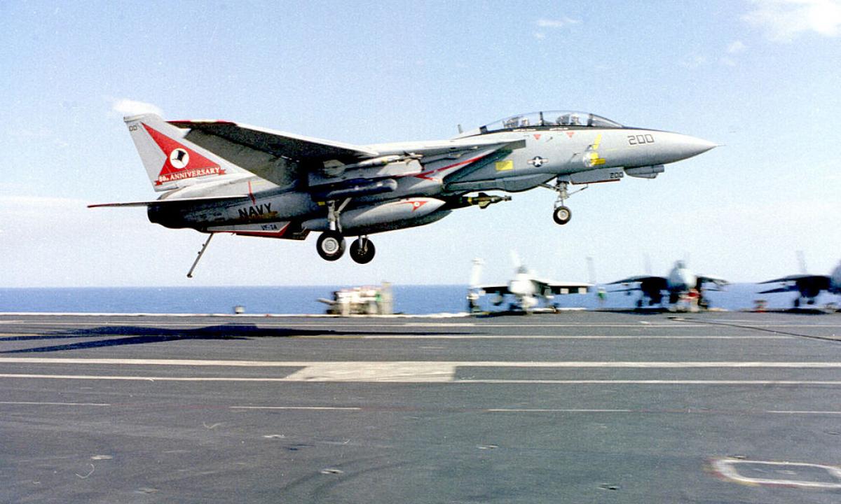 Un comandante pilota un F-14, acaba sin la cubierta de la cabina y ...
