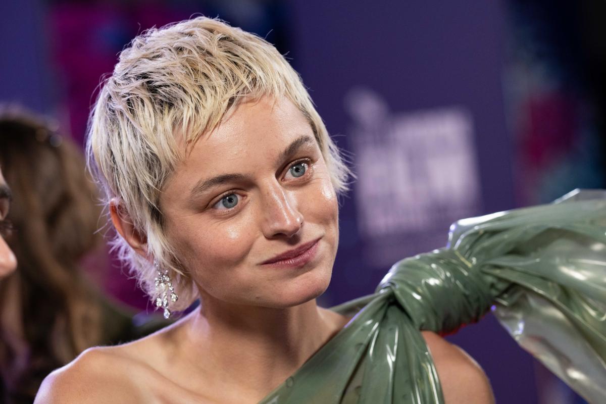 Emma Corrin, Lady Di en 'The Crown', con el vestido más estrambótico ...