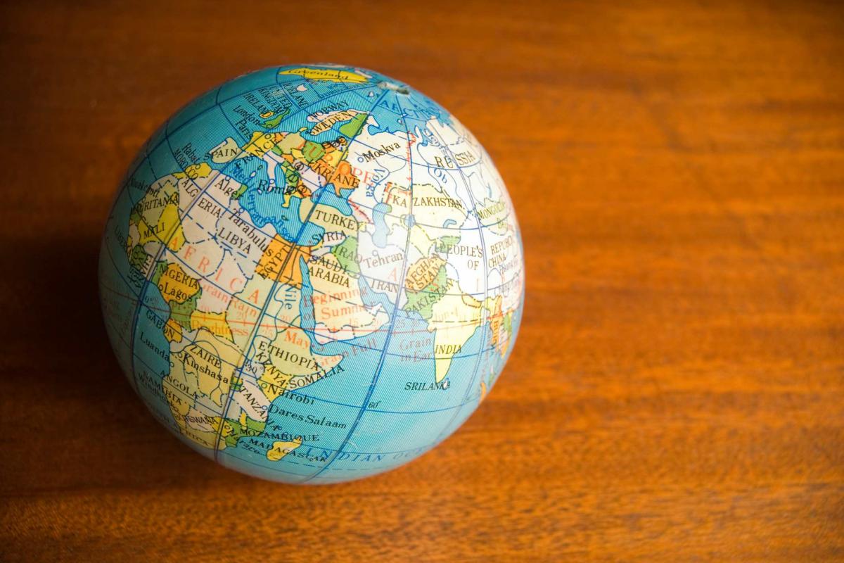 El único país que hace frontera con tres continentes