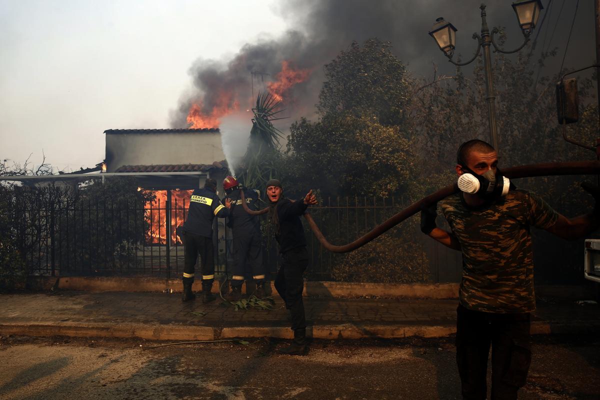 Una ola de incendios en Grecia obliga a evacuar a miles de personas en el territorio