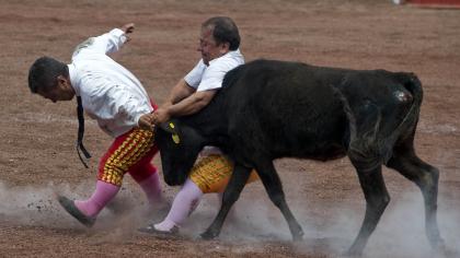El helicóptero de La Vuelta a España pasa por la plaza de toros de Las ...
