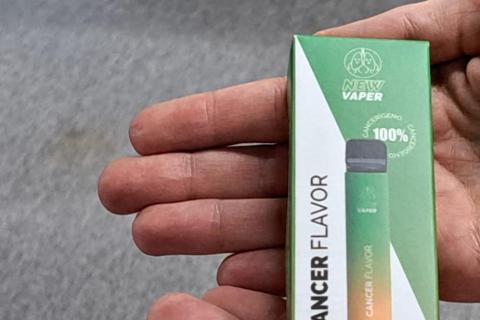 Un vapeador 'sabor cáncer' para concienciar sobre los riesgos de esta moda
