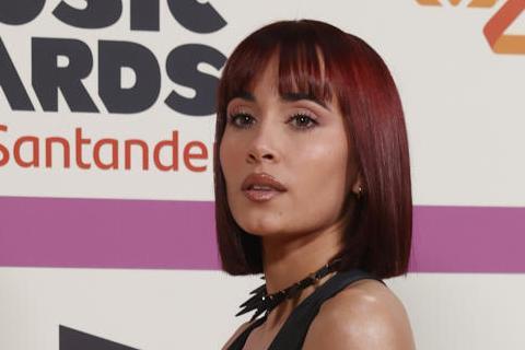 Aitana sorprende en LOS40 Music Awards con pelo rojo y 'look' de impacto