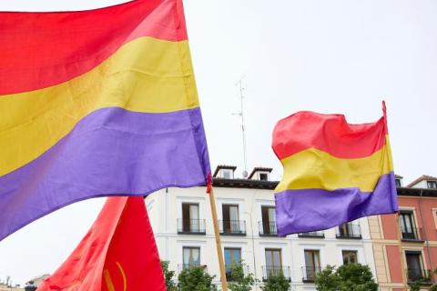 Una americana llega a España, ve la bandera de la República en algunos ...