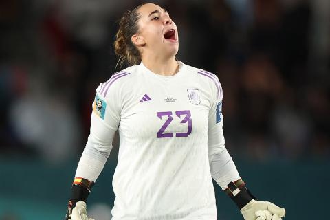 Cata Coll: la portera suplente que se fue de casa con 18 y con 22 es ...