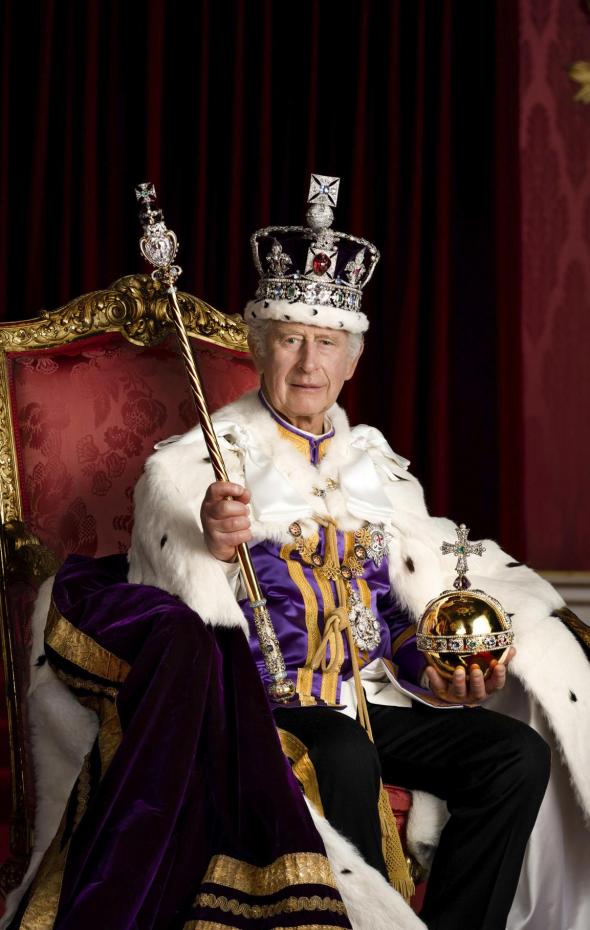 Así son los nuevos retratos oficiales de los reyes Carlos y Camilla