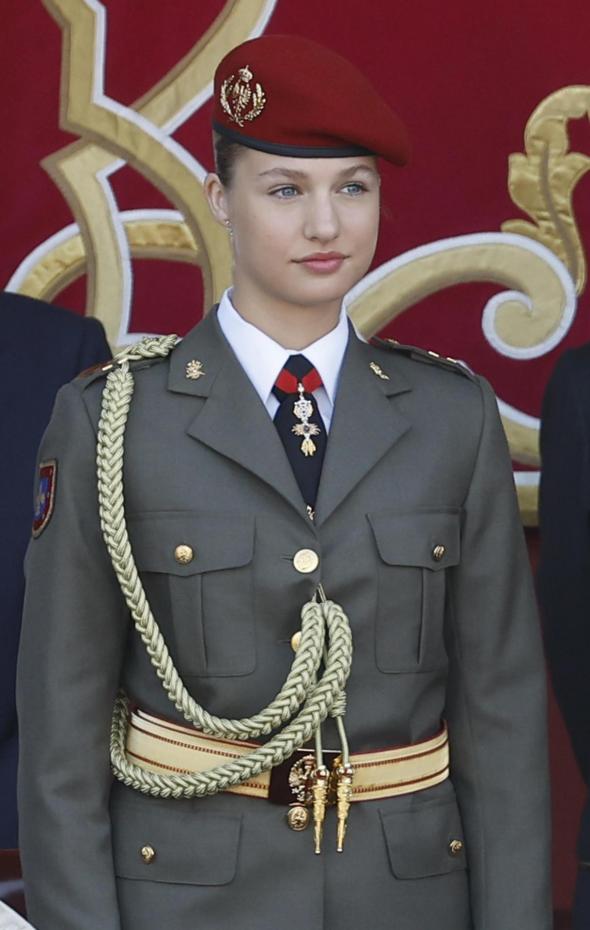 Leonor Con Uniforme Militar Y Protagonista Absoluta Del Desfile Del 12