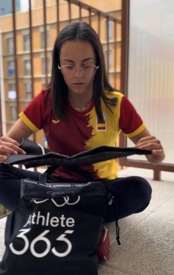 La gimnasta Ana Pérez enseña el pack de bienvenida de los JJOO: uno de los regalos es de medalla