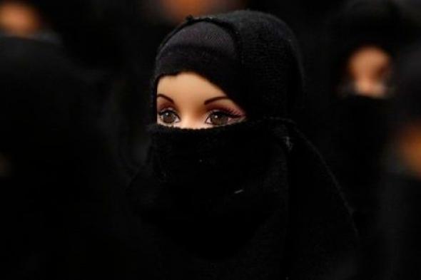 Instalación de Sabine Reyer: 100 Barbies con lo que suele llamarse ...