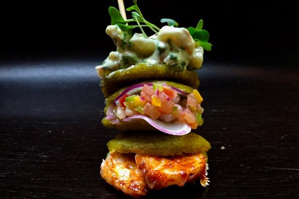 Trío de arepas de mar: de pulpo a la gallega, de cazón y de ceviche