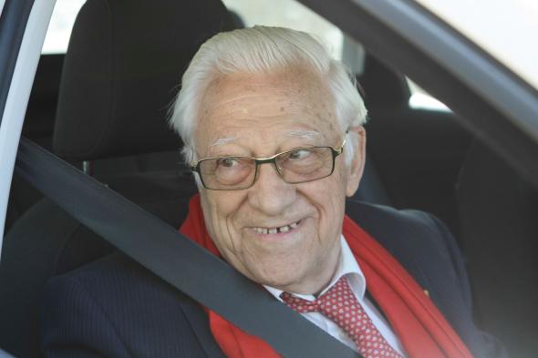 El Padre Ángel es señalado por 'sus negocios'