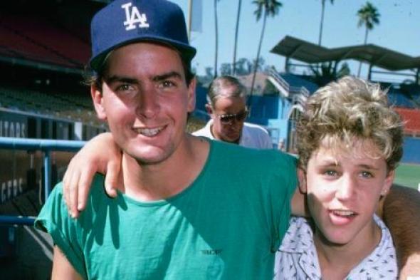 Charlie Sheen, acusado de abusos sexuales al actor Corey Haim cuando ...