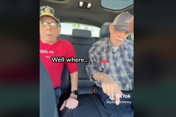 La reacción de dos hombres de 80 años al montarse en un coche con ...