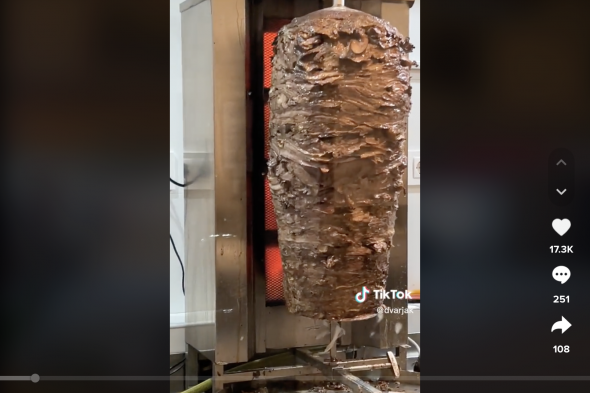 Da mucho que hablar al contar lo que le ha ocurrido en el primer kebab ...