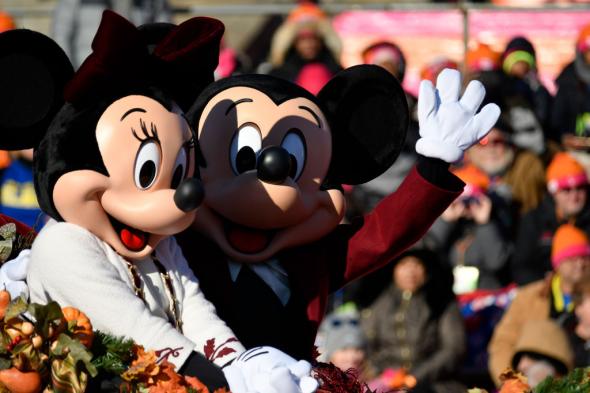 Se va a trabajar en verano a Disney y graba cómo han sido sus primeros días