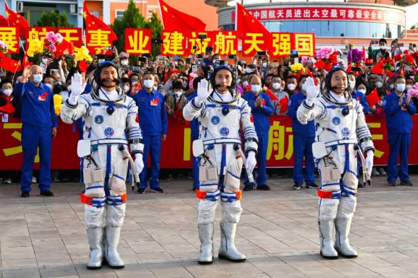 China lanza la misión tripulada que estrenará su propia estación espacial