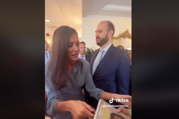 Graban este momento de Letizia con una influencer y escritora: ya son cientos los comentarios