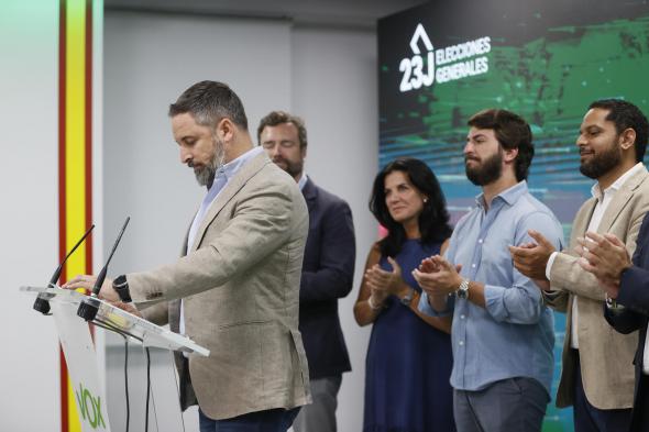 Graban lo que ha hecho Abascal justo antes de subir a hablar tras la ...