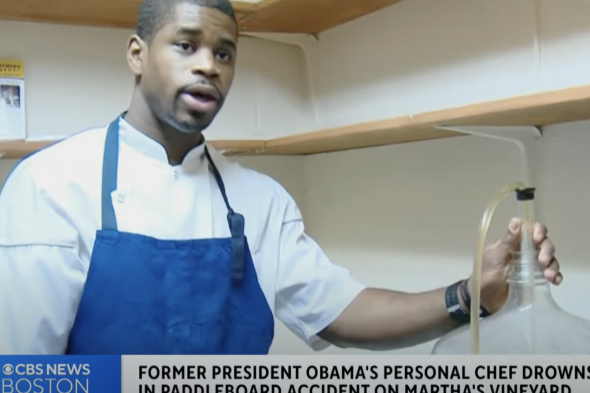 Muere ahogado el chef de los Obama mientras practicaba paddle surf