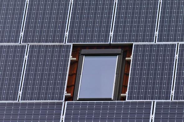 Crean los paneles solares transparentes que jubilarán a las ventanas