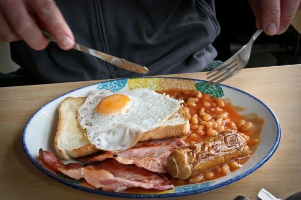 Un español prueba un desayuno inglés clásico y acaba poniéndole esta nota