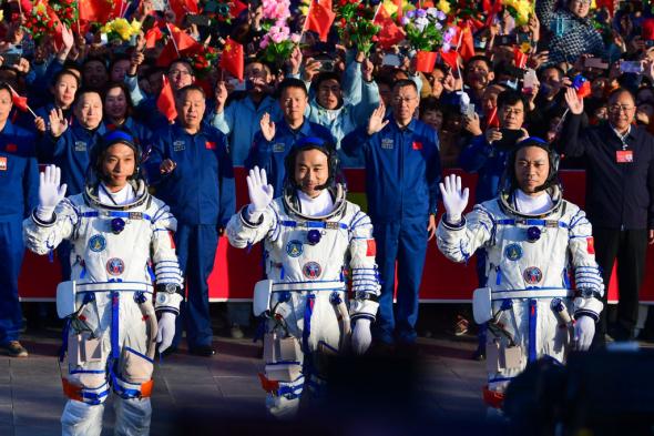 China manda a la Luna a un conductor de tanques