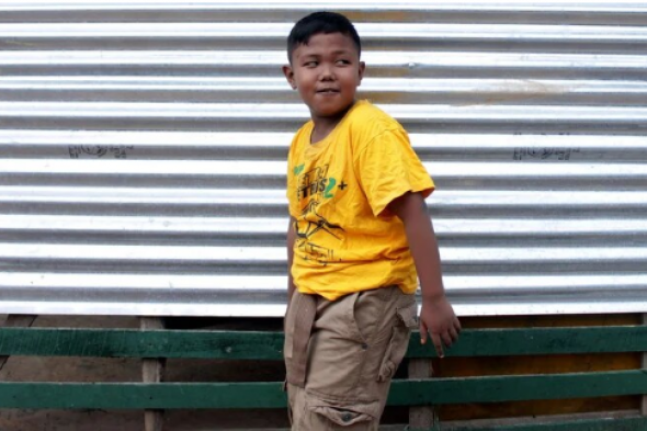 El niño viral de los 40 cigarrillos al día da un giro radical a su vida