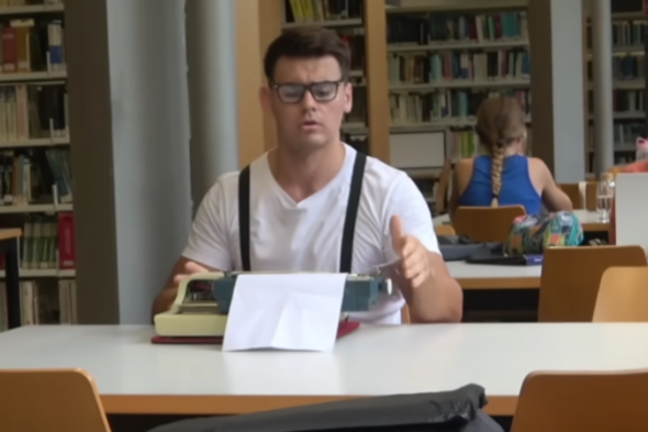 Va con una máquina de escribir a clase y lo que ocurre se veía venir de ...