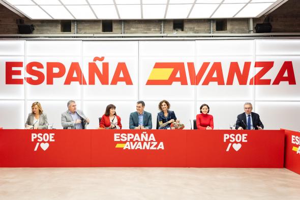 El PSOE incorpora la bandera nacional al lema 'España avanza'
