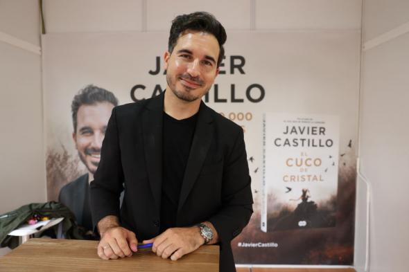 El aplaudido gesto de Javier Castillo con el escritor que presentó su ...