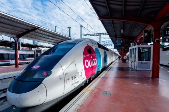 La guerra entre Renfe, Ouigo e Iryo hunde los precios de los billetes