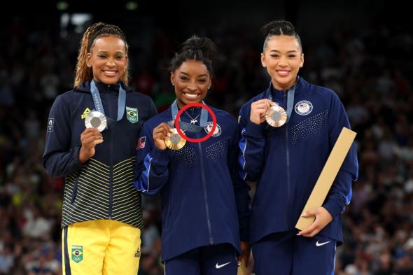 Algunos han hecho 'zoom' en el colgante de Simone Biles: es lo que ...