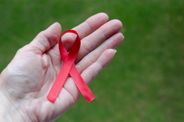 Este el origen del lazo rojo que simboliza la lucha contra el sida