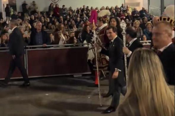 Lo que le dice una señora a Almeida en plena procesión de Málaga ...