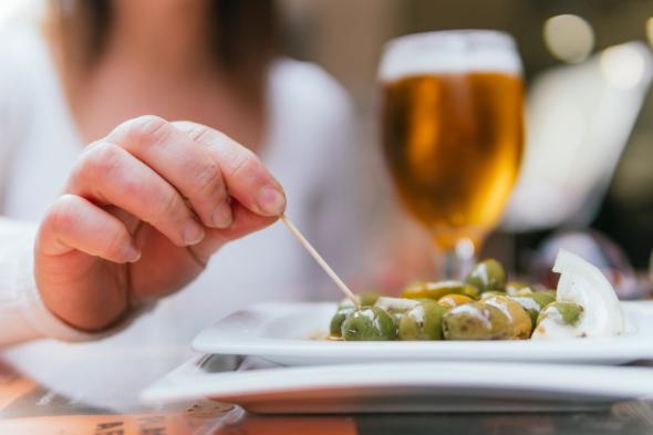 Pide unas bebidas y unas aceitunas en un bar y cuando llega la cuenta ...
