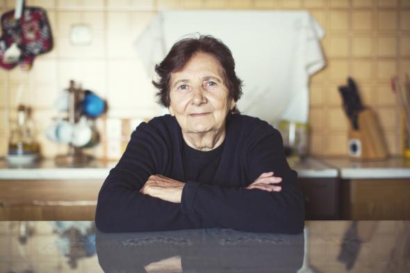 Una jubilada de 80 años construye su propia casa en solo 3 meses con ...