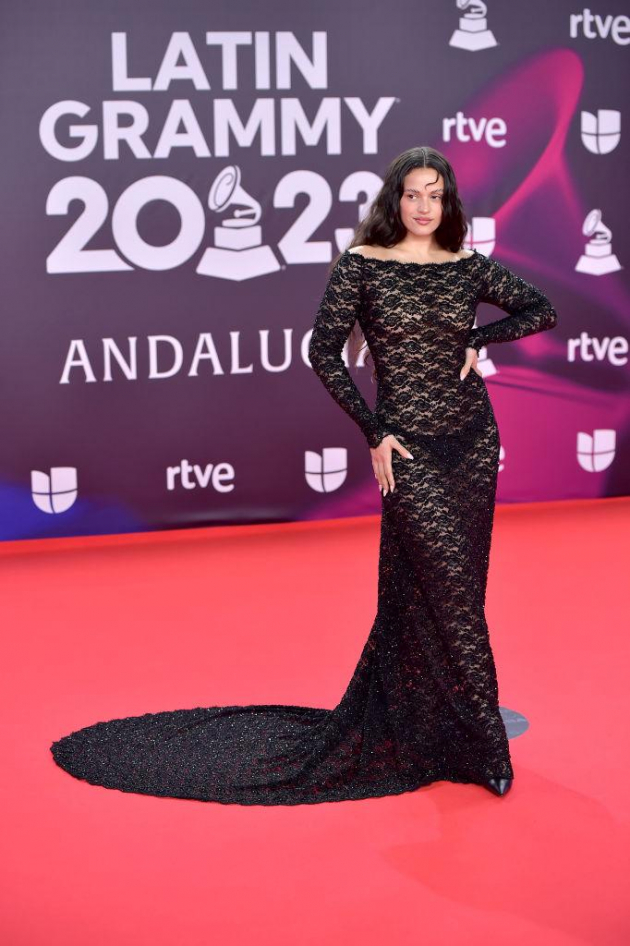 Encaje y transparencias: el 'look' de Rosalía para los Latin Grammy