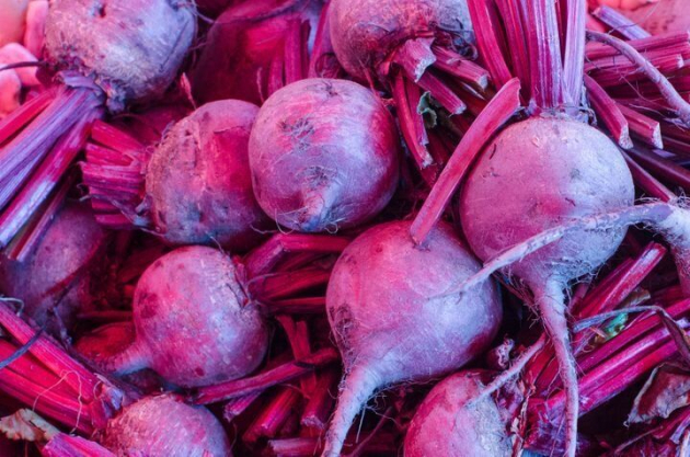 Estos alimentos pueden cambiar el color de tu caca