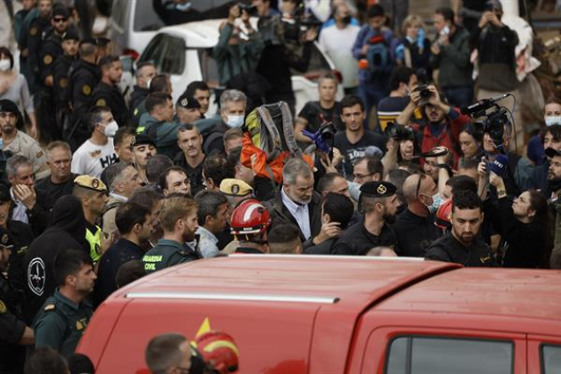 El lanzamiento de barro contra la comitiva de los reyes, en imágenes