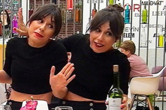 ¿Qué edad tienen las camareras gemelas de 'First Dates'?