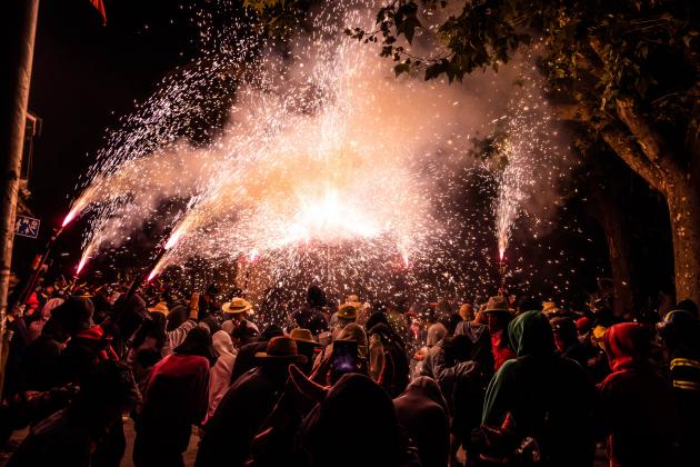 Oyen que hay una fiesta en un piso, llaman al timbre... y el resto hay ...