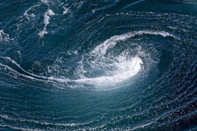 Un barco educativo está atrapado en un gran remolino marino de Canarias