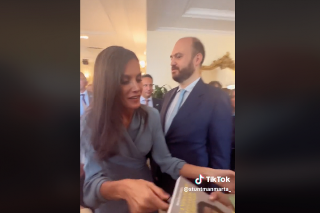 Graban este momento de Letizia con una influencer y escritora: ya son cientos los comentarios