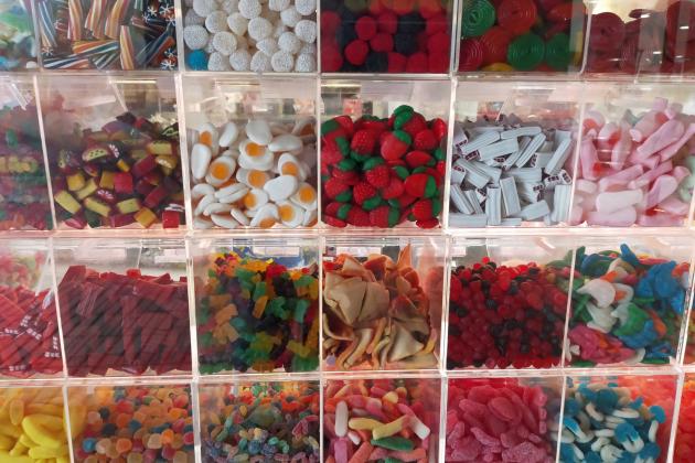 Trata de responder a una duda sobre las tiendas de chucherías...pero no lo consigue