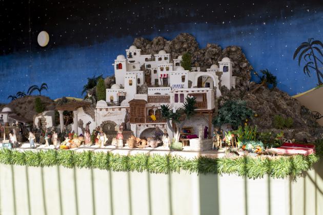 Se encuentra un belén en el escaparate de una tienda y alucina al ...