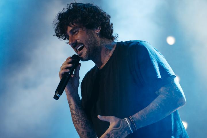 Tiran una bandera de España a Melendi en pleno concierto y lo que hace ...