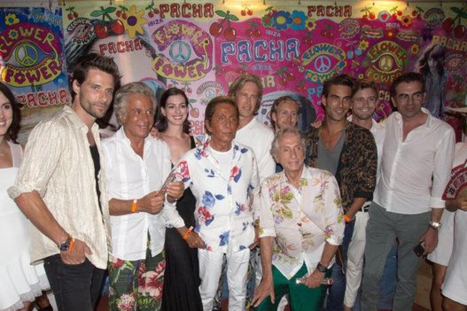 Fiesta Flower Power Ibiza 2015: Anne Hathaway, Valentino, Jon ...