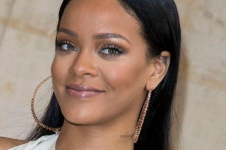 Rihanna cambia su melena por unas infinitas rastas