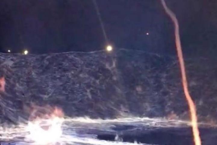 El resplandor azul provocado por un incendio de azufre deja ...